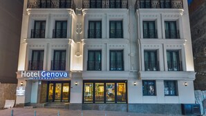 Um hotel de vários andares com estilo arquitetônico clássico, com varandas e janelas grandes.