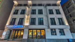 Hotel de vários andares com estilo arquitetônico clássico, com grandes janelas e varandas.