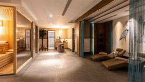 Uma área de spa moderna com assentos de madeira, balcão de recepção e uma grande janela com vista.