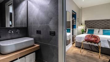 Quarto casal econômico, no piso térreo (Small) | Frigobar, cofres nos quartos, escrivaninha, cortinas blackout