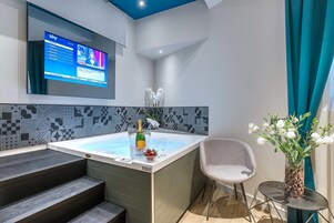 Quarto Duplo Deluxe, banheira de hidromassagem, no rés do chão | Banheira de hidromassagem