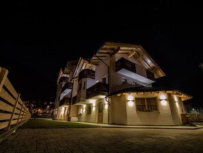 Fachada do alojamento (tarde/noite)