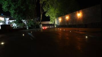 Fachada do alojamento (tarde/noite)