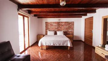 Quarto, várias camas | Secretária, secretária adequada para computadores portáteis