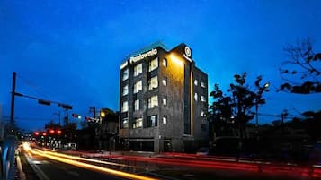Fachada do alojamento (tarde/noite)