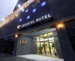 Um edifício com uma placa que diz "GEO SUNG HOTEL" e o número "107", indicando o seu endereço.
