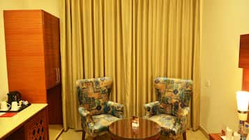 Quarto casal superior, vista para a cidade | Roupas de cama premium, frigobar, cofres nos quartos, escrivaninha