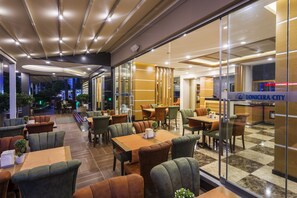 Pequenos-almoços, almoços e jantares servidos 