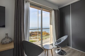 Quarto casal panorâmico, sacada, vista para o mar (Océane) | Área de estar | TV de tela plana 60 polegadas com canais a cabo, TV