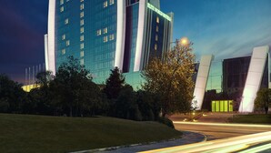 Um hotel moderno com fachada em arco e fachada de vidro.