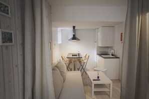 Apartamento, 1 quarto | Sala de estar | TV de ecrã plano 