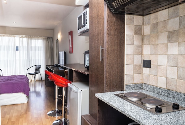 Estúdio | Cozinha privada | Um frigorífico, um micro-ondas, um forno, uma cafeteira/bule