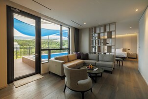 Pool suite, pool Mar-Nov, no pool same-day, maintenance 11:30-13:30, welcome fruit, 1 free extra bed | Cofres nos quartos, cortinas blackout, quartos à prova de som