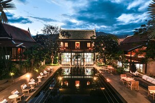 Piscina exterior, espreguiçadeiras 