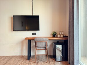 Quarto casal executivo | 1 quarto, escrivaninha, espaço de trabalho para notebook