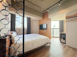 Quarto casal superior | 1 quarto, escrivaninha, espaço de trabalho para notebook