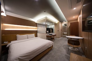 Quarto Deluxe | Cofre no quarto, com decoração personalizada, secretária 