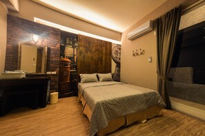 Quarto Duplo | Edredões de penas, com mobília individualizada, secretária 