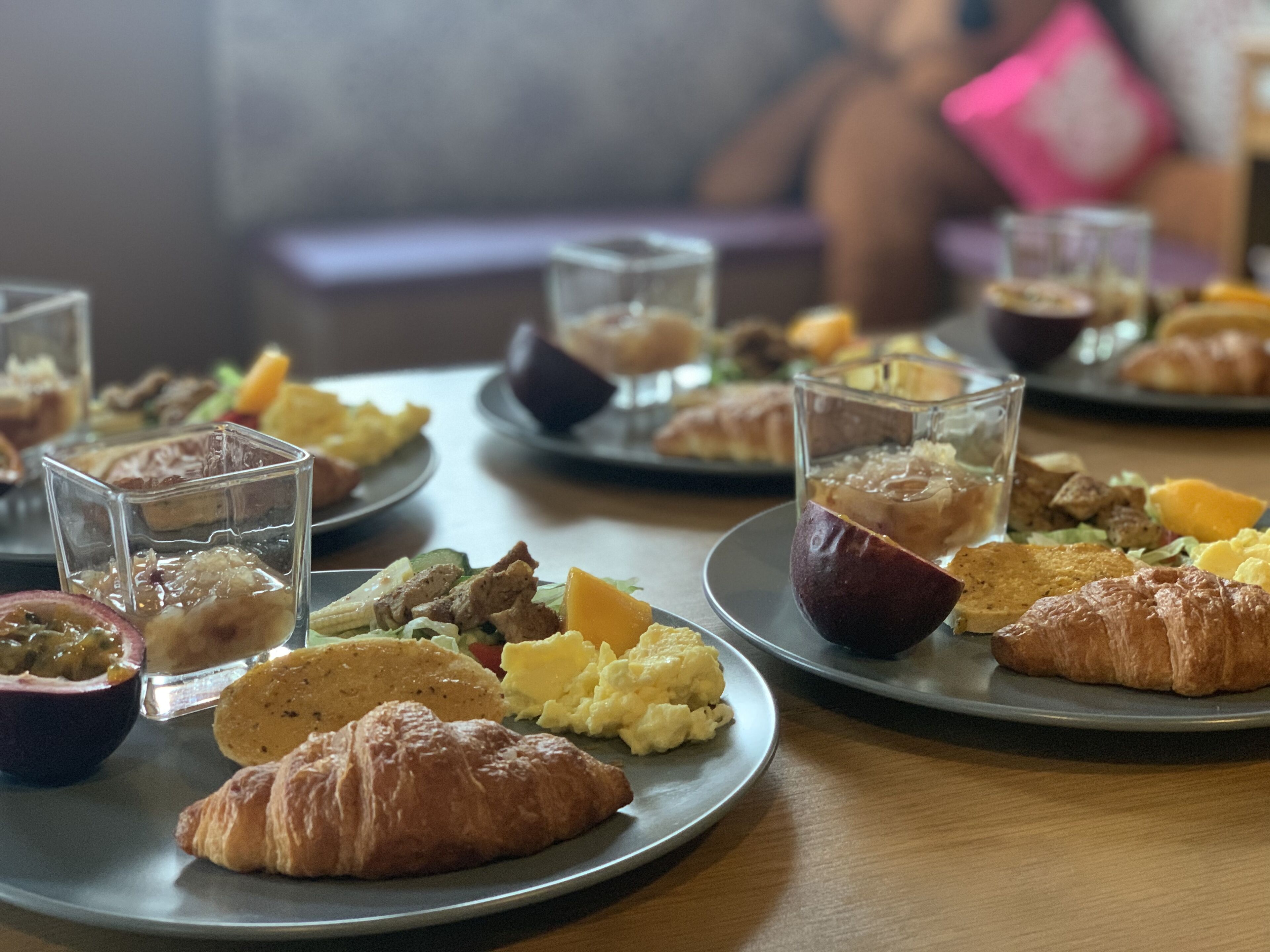 Uma mesa de jantar com diversos pratos e bebidas.