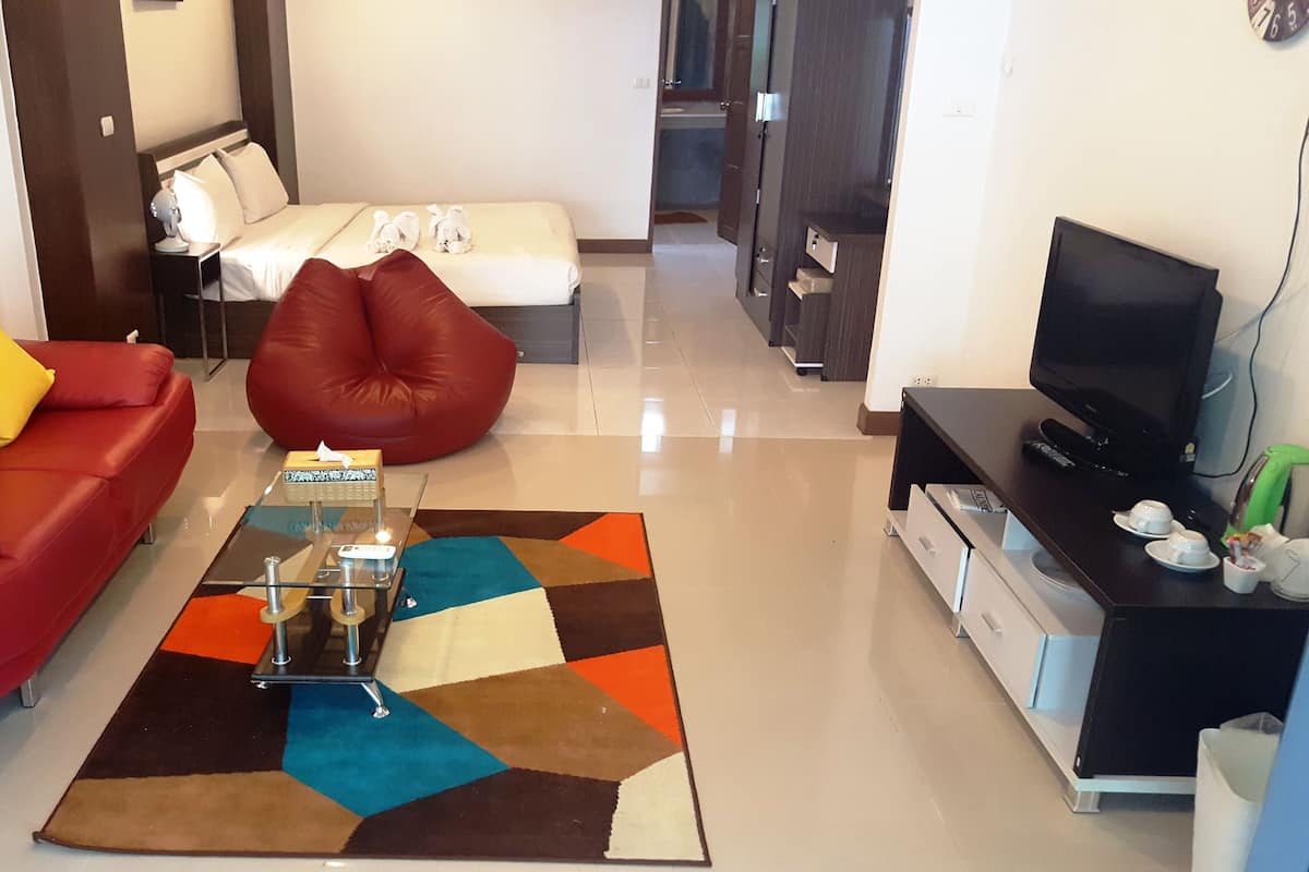 Suite-Estúdio Superior, 1 quarto, pátio, junto ao jardim | Minibar, cofre no quarto, secretária, Wi-fi grátis