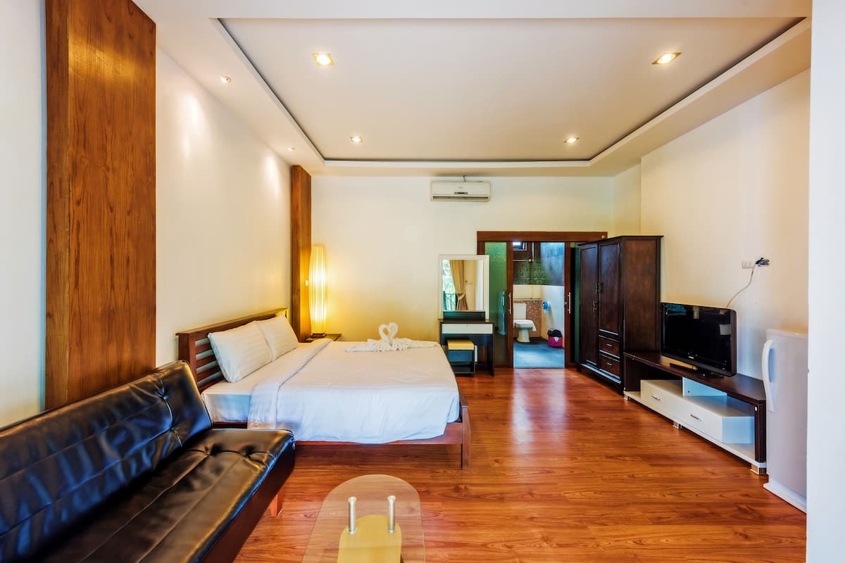 Quarto Deluxe, 1 quarto, casa de banho privativa, junto ao jardim | Minibar, cofre no quarto, secretária, Wi-fi grátis