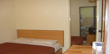 Quarto Familiar, sem janelas | Secretária, ferro/tábua de engomar 