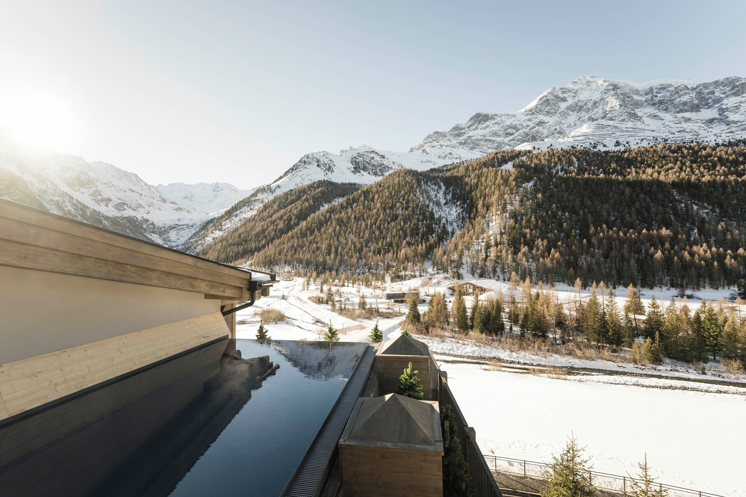 Piscina interior, piscina exterior, da(s) 7:30 à(s) 19:30, guarda-sóis 