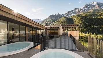 Piscina interna, piscina externa, guarda-sóis, espreguiçadeiras