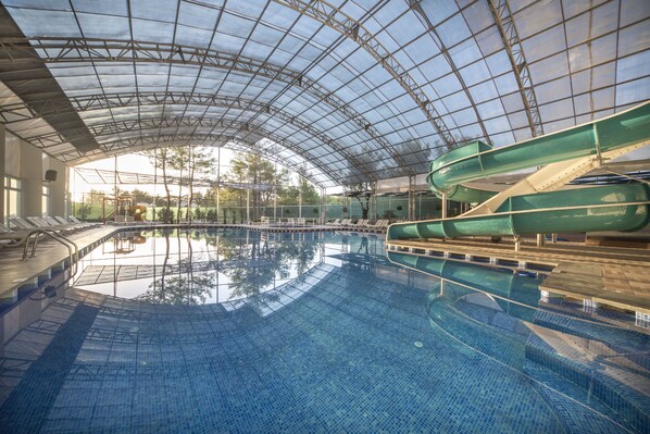 2 piscinas interiores, 3 piscinas exteriores