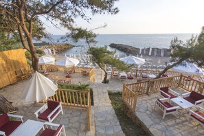 Uma praia privada nas proximidades, espreguiçadeiras