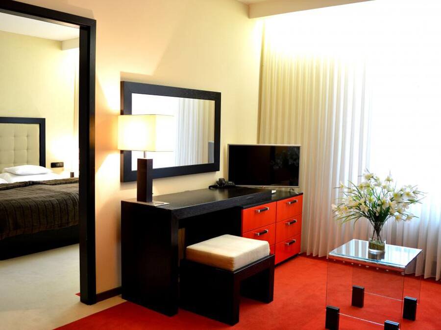 Apartamento Júnior | Sala de estar | Televisor LED de 55 polegadas com canais via satélite, televisor