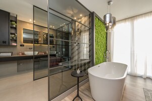 Quarto Duplo Deluxe, banheira | Casa de banho | Um polibã, artigos de higiene pessoal grátis, um secador de cabelo 