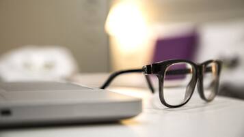 Quarto Duplo Económico | Roupa de alta qualidade, cofre no quarto, secretária