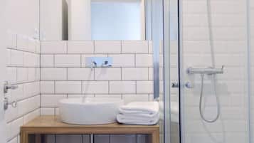 Apartamento, terraço | Casa de banho | Um polibã, artigos de higiene pessoal grátis, um secador de cabelo