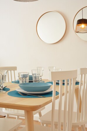 Apartamento, 2 quartos | Refeições no quarto