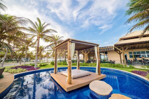 2 piscinas exteriores, espreguiçadeiras 