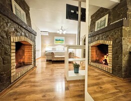 Suite, lareira | Minibar, secretária, cortinas/cortinados opacos, camas desdobráveis 