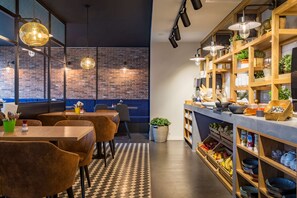 Um restaurante moderno com paredes de tijolo, prateleiras de madeira com produtos alimentares e cadeiras de couro marrom.