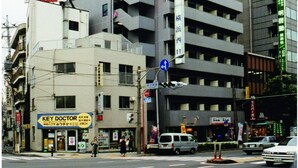 Um edifício de vários andares com uma placa indicando 'TOYOKO INN' no topo.