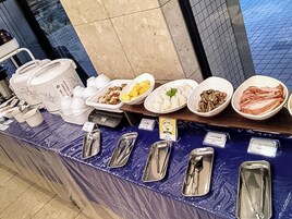 Café da manhã com buffet grátis todos os dias