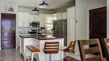 Casa Familiar, 3 quartos | Cozinha privada | Um frigorífico, um micro-ondas, uma cafeteira/bule