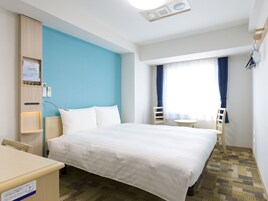 Roupas de cama premium, escrivaninha, cortinas blackout