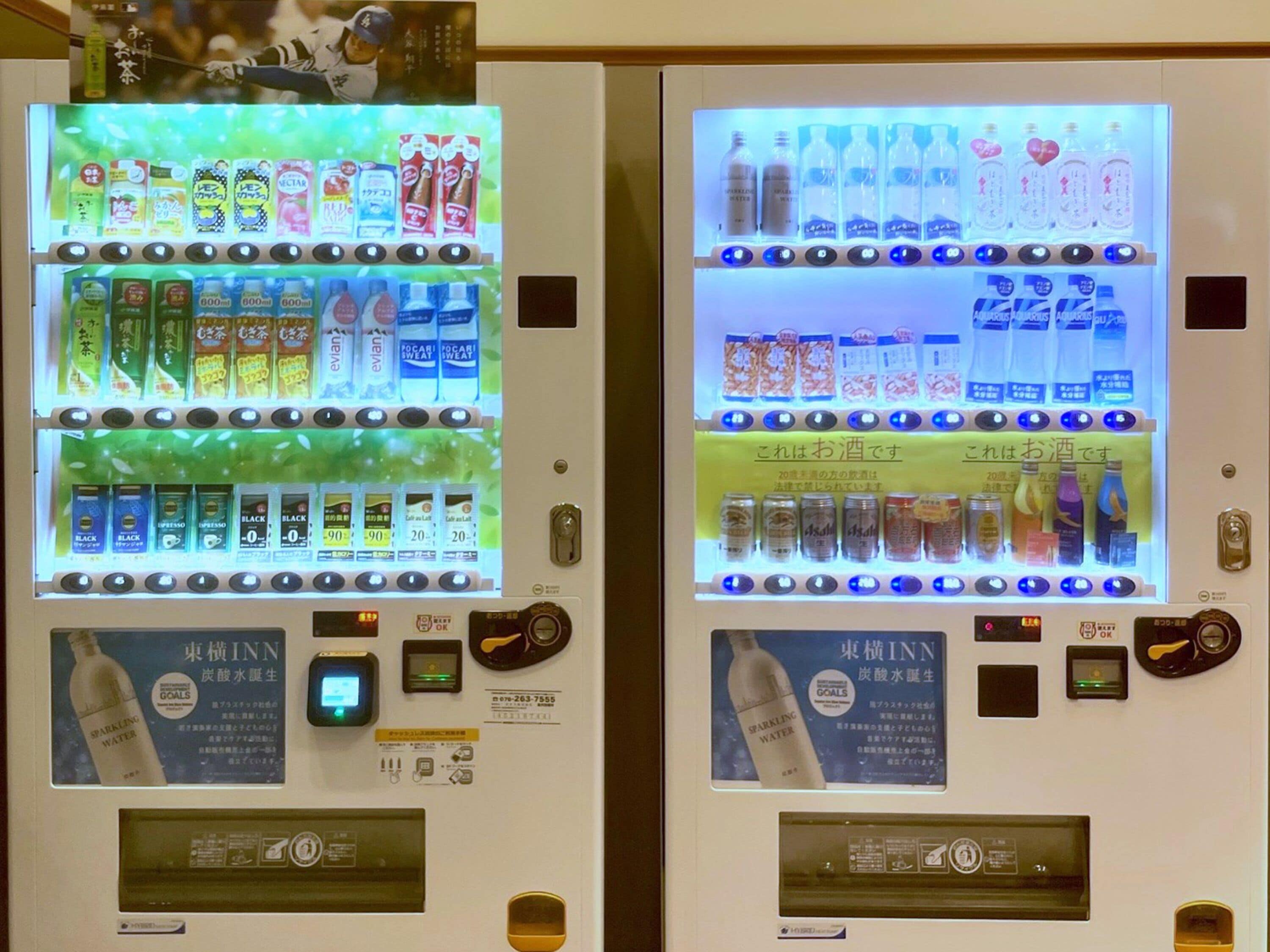 Duas máquinas de venda automática com diversas bebidas e lanches.