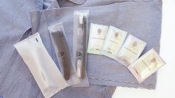 Superfície de tecido riscado com vários produtos de cuidados com a pele.