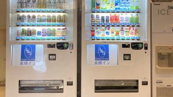 Duas máquinas de venda automática com diversas bebidas e lanches.