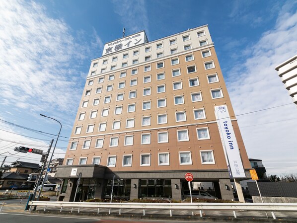 Um hotel de vários andares com uma placa bem visível no topo.