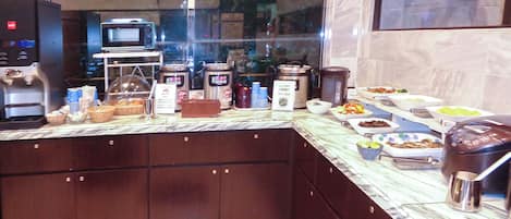 Café da manhã com buffet grátis todos os dias