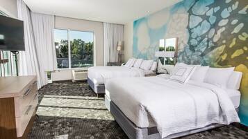 Quarto, 2 camas Queen | Roupas de cama premium, camas com colchões pillow-top, escrivaninha