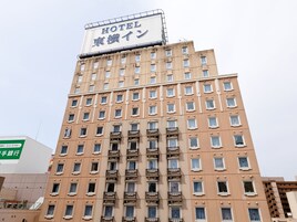 Um edifício de hotel com vários andares e uma placa indicando que é um hotel.