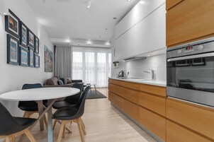 Apartamento, 1 quarto, sacada | Cozinha privada | Geladeira, micro-ondas, fogão, cooktop